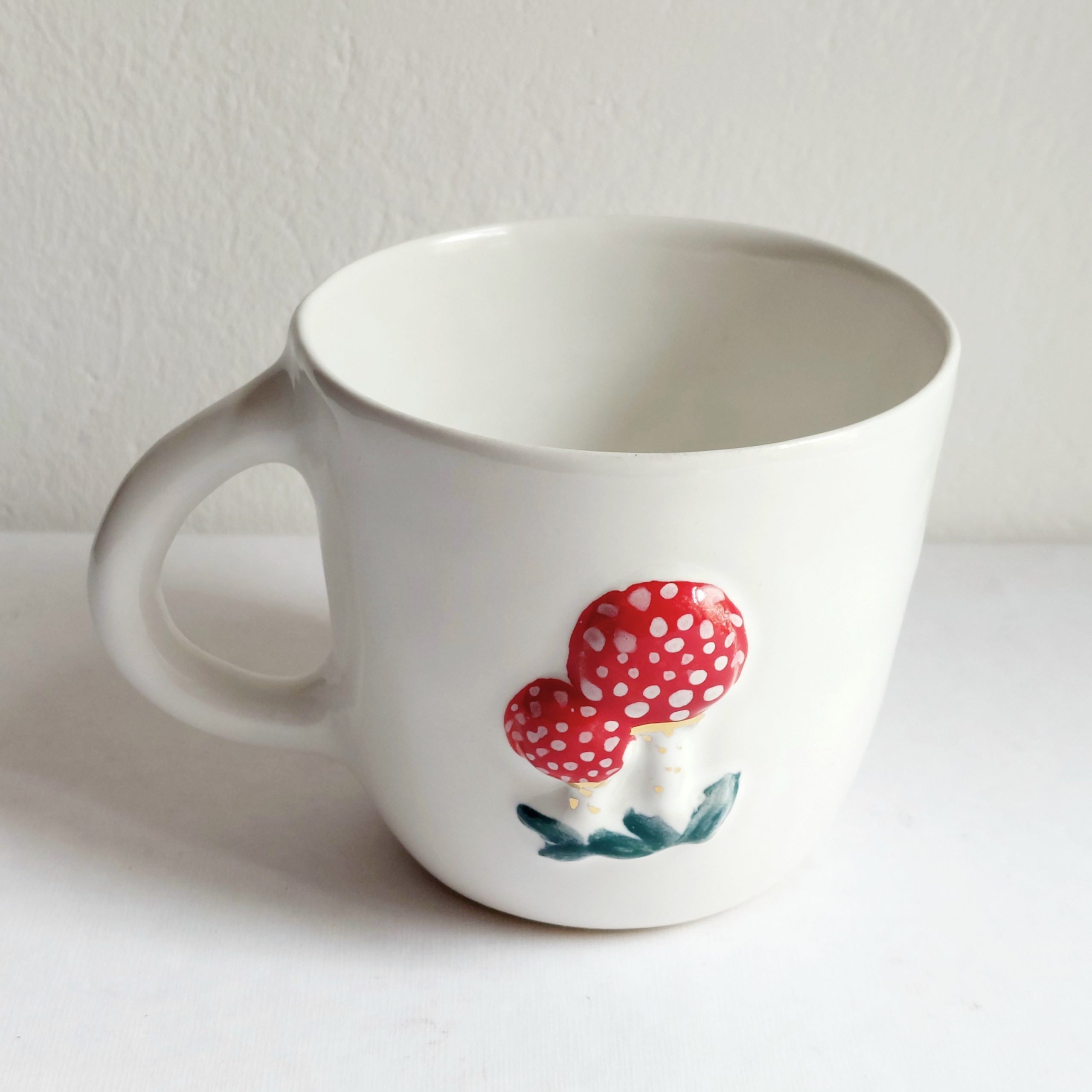 Ceramic mug with small toadstools, gold-plated – Lokalnie Niebanalnie
